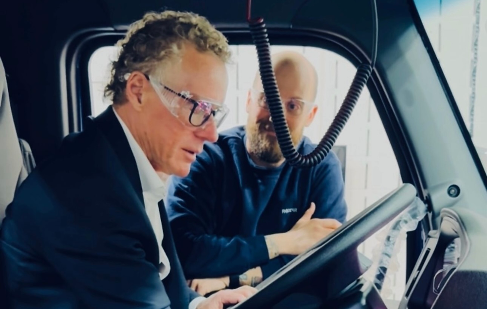 Le ministre Boulet en visite à l’usine PACCAR de Sainte-Thérèse