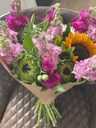 Door drop delivery | White petals & stems