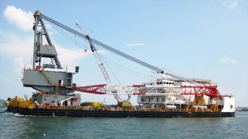 Work-Crane barge with 300pax and 200t crane capacity