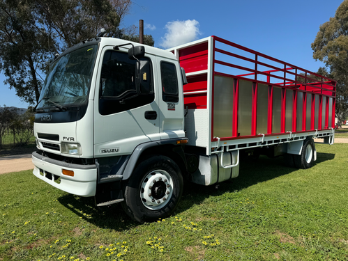 ISUZU FVR 950 LONG TABLETOP FITTED WITH NEW STOCK CRATE | Agcon Enterprises