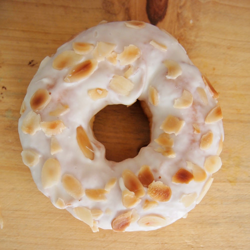 Donat Almond | Mr Yos Bakery & Cafe