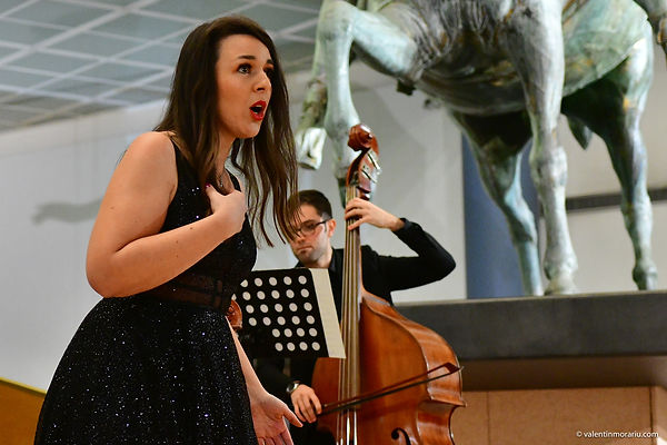 Dr. Marie-Luise Reinhard-Mika, Latinist, Singer