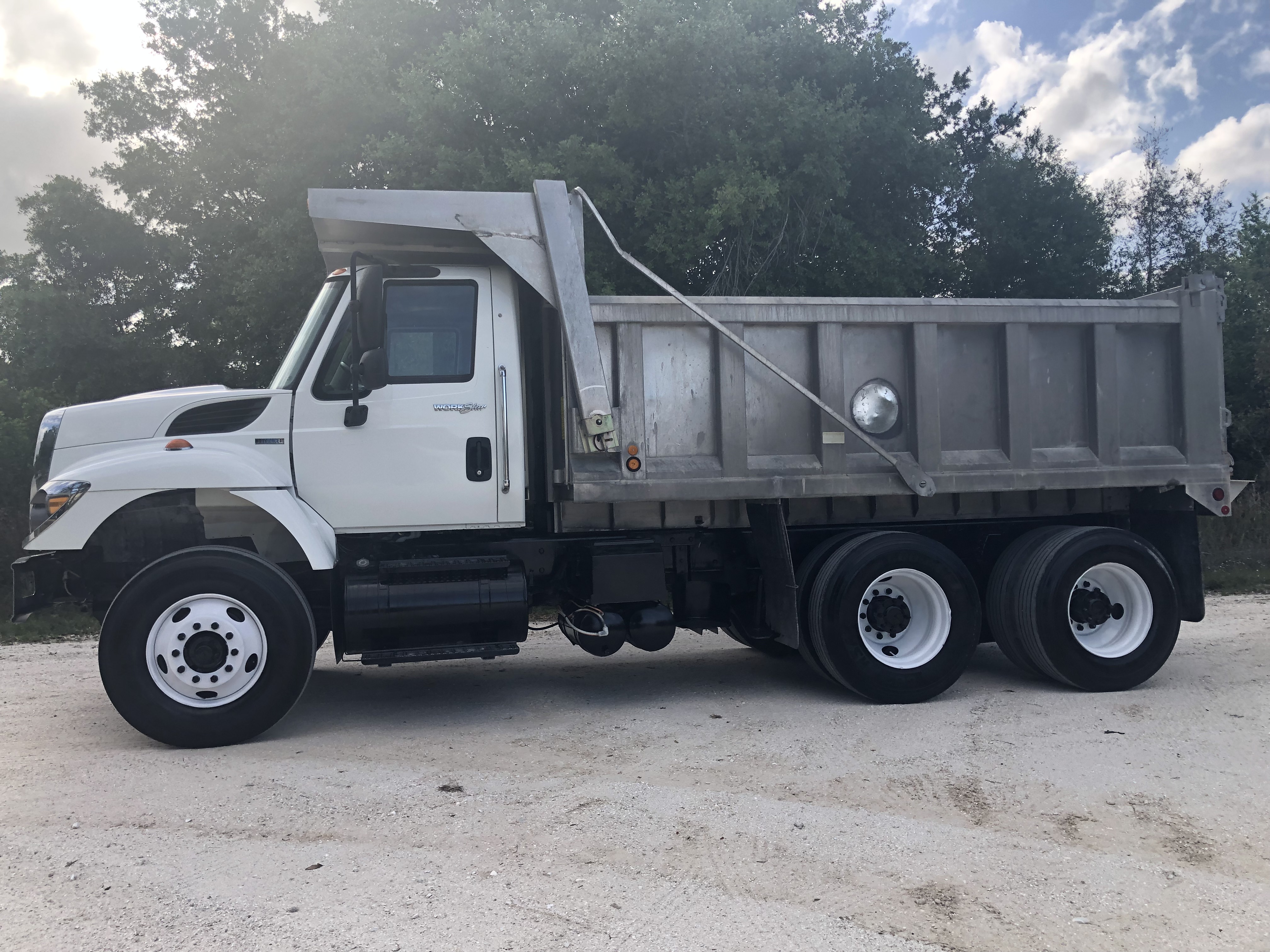 2010 INTERNATIONAL WORKSTAR 7400 DUMP TRUCK