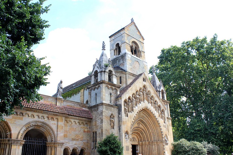 Private Budapest All In One Walking Tour with Strudel Stop | Absolute Tours