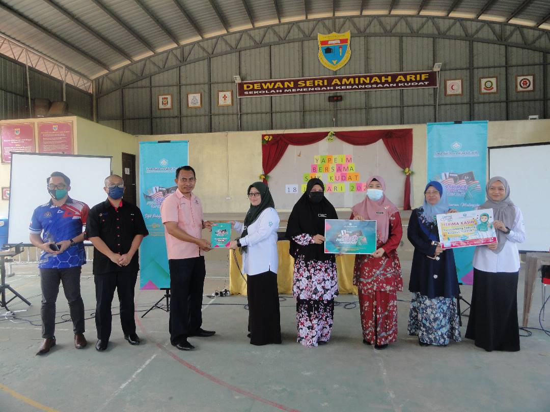 SMK Kudat receives BM, Sejarah modules from YaPEIM