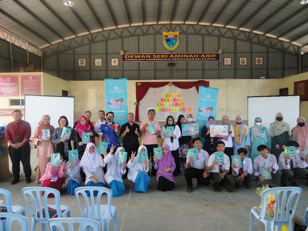 SMK Kudat receives BM, Sejarah modules from YaPEIM