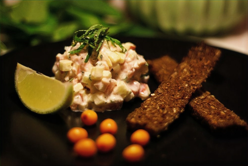 Frisk salat med røget laks og æble