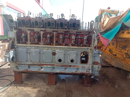 INCOMPLETE ENGINE MAK 6M 332 WITH PARTS | Farran Marine Trade