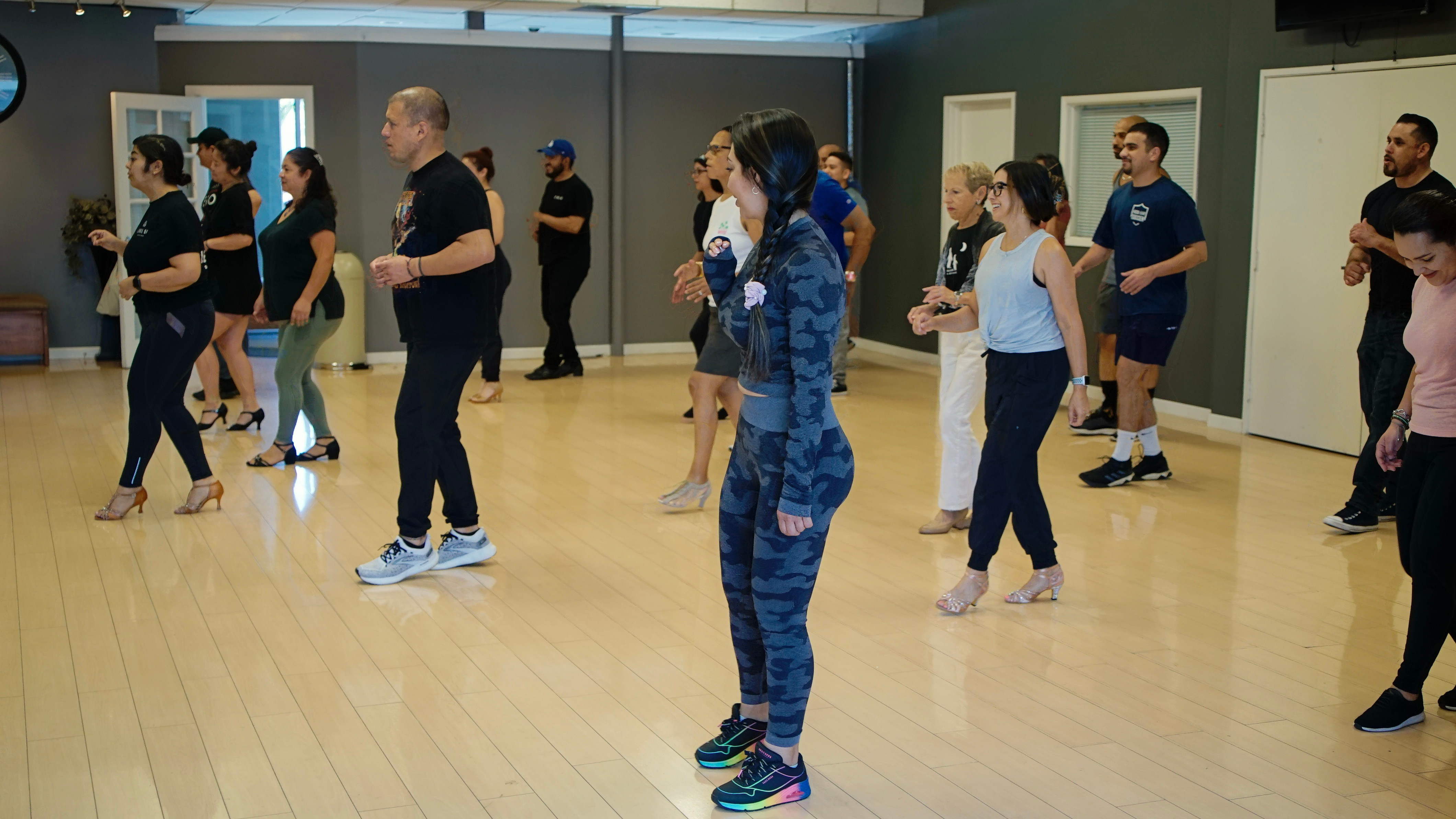 Beginner Salsa Walk-in | Level Up Dance