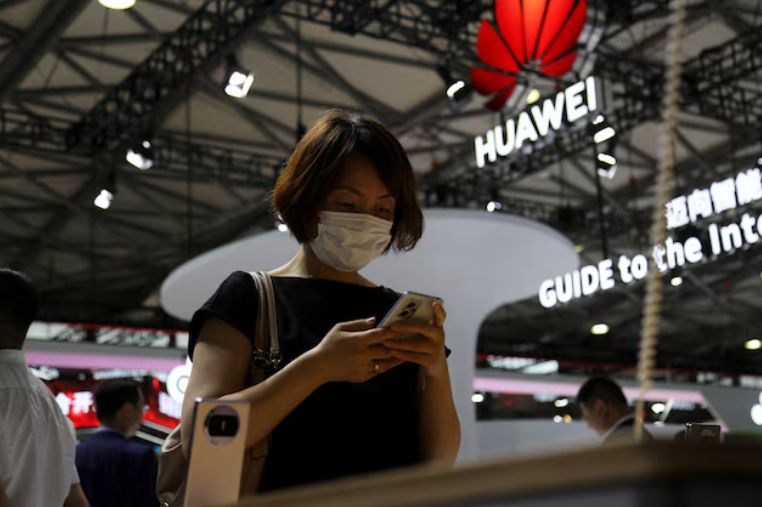 Huawei Surpasses 3 Million Pre-Orders for Tri-Fold Phone Ahead of Apple ...