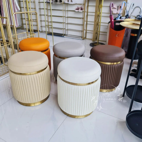 The grand Italian leather stool #MMB508 | My Mom's Backyard