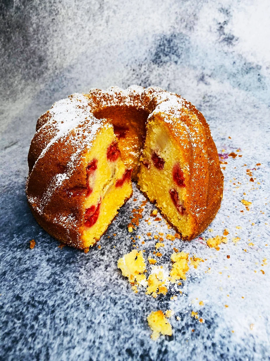 Šlapias varškės keksas su bananais ir avietėmis (Receptas) VMGonline