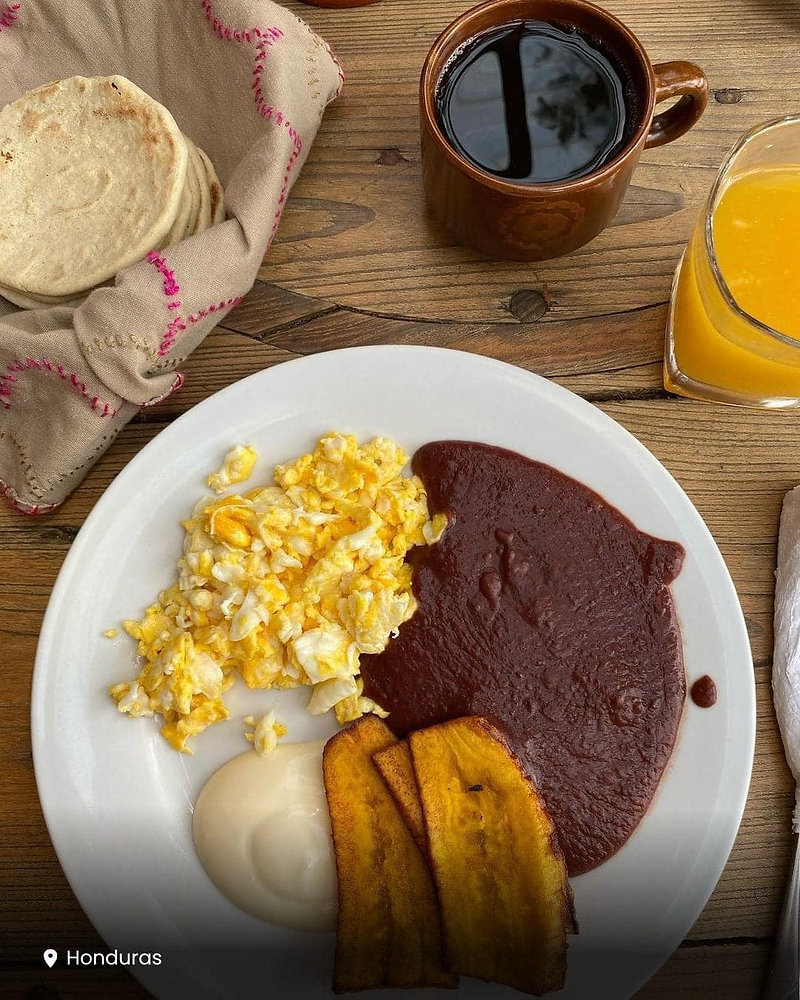 Disfruta de un delicioso desayuno hondureño.