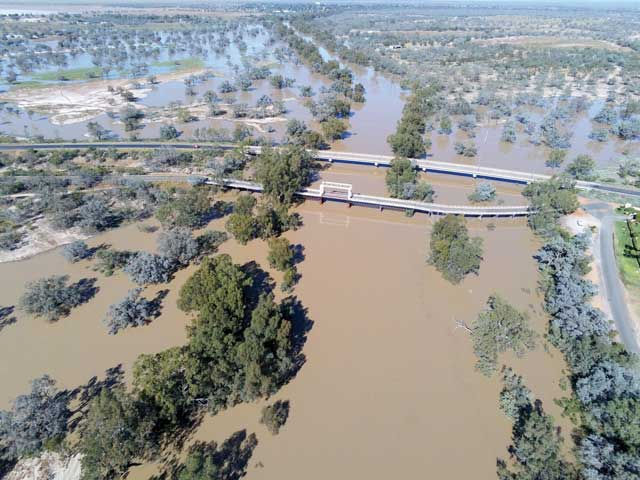 Flood peak passes Bourke on way to Menindee Lakes