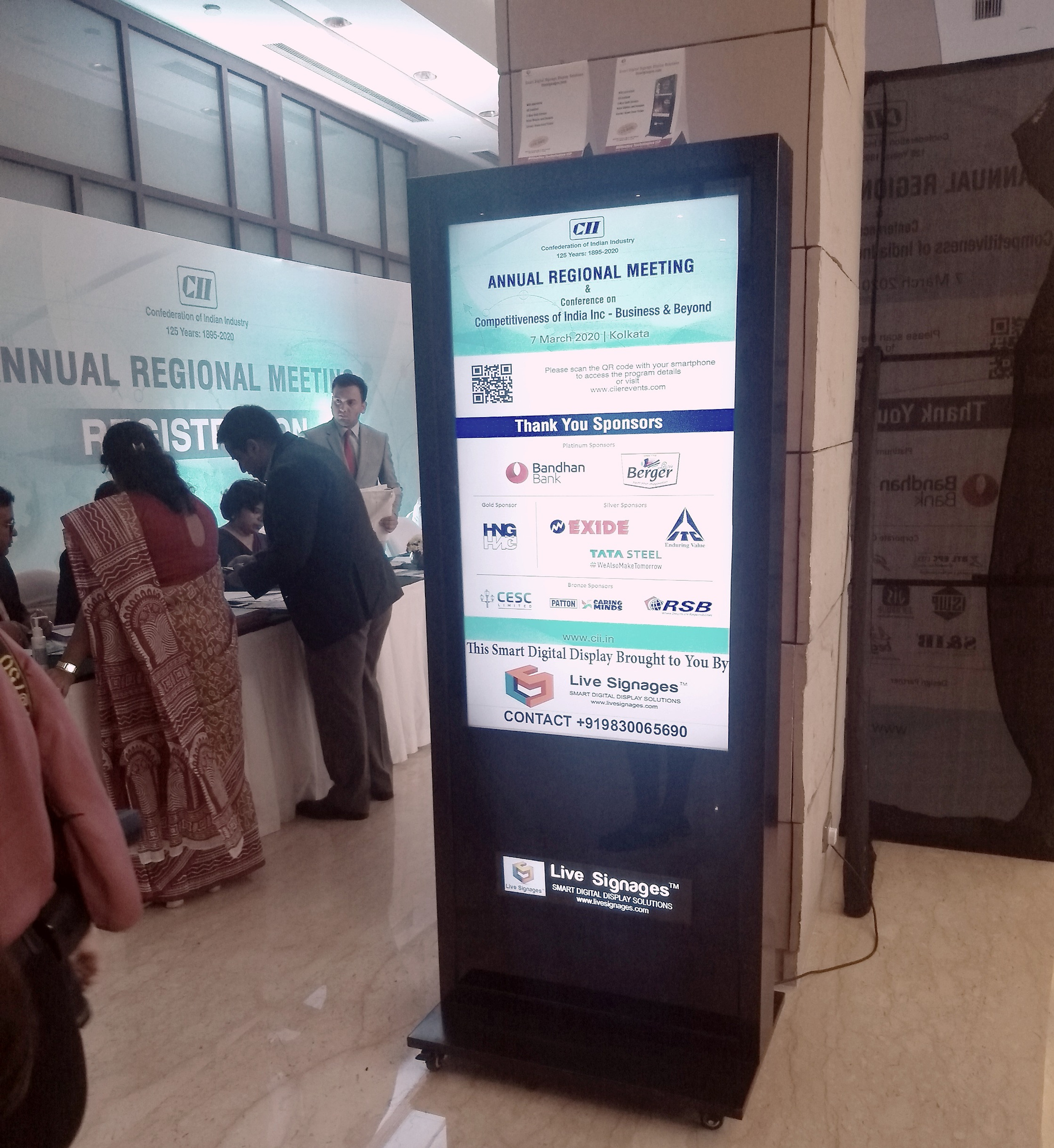 Smart Digital Standee | Livesignages