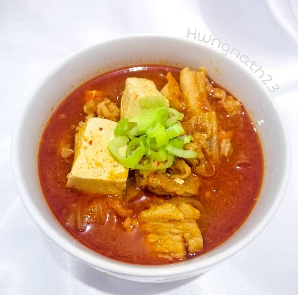 김치 찌개 [Kimchi Jjigae] - Kimchi Stew