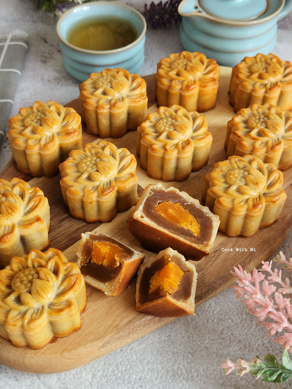 Traditional Lotus Paste Mooncake with Salted Egg Yolk (Mini)