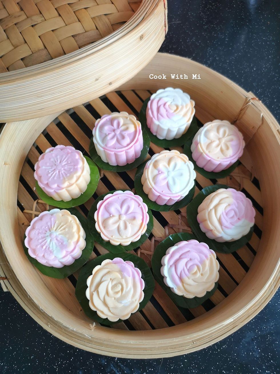 Mung Bean Ang Ku Kueh 'Mooncake' (Steamed Glutinous Rice Cake with Mung ...