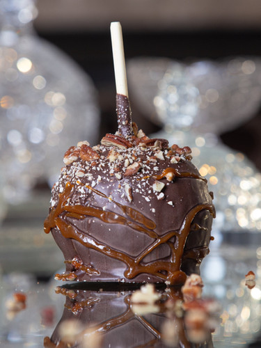 Turtle Milk Chocolate Gourmet Caramel Apple -GF | Simply Amazing Apple