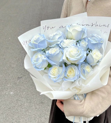 Michigan Icy Blue Rose Bouquet | LUMOSFLOWERS