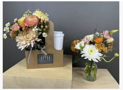 Bloom & Sip Carrier +Mini Bouquet (White) | GatherArts