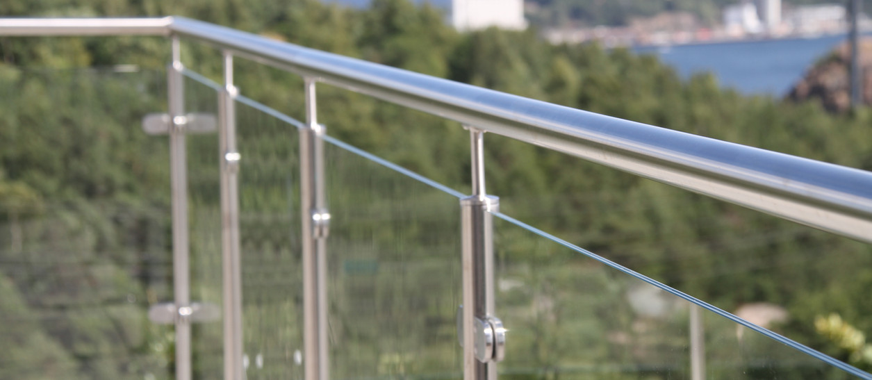 Rekkverk med runde stolper i stål | Lyngdalglassrekkverk