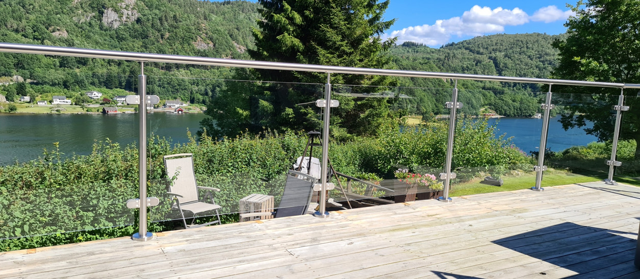 Rekkverk med runde stolper i stål | Lyngdalglassrekkverk