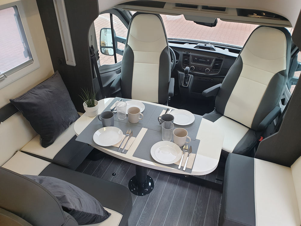 Kamper w środku - niczym w hotelu 5-gwiazdkowym. Jakie zalety ma kamper?