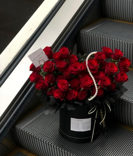 Red roses in the box | Mysite