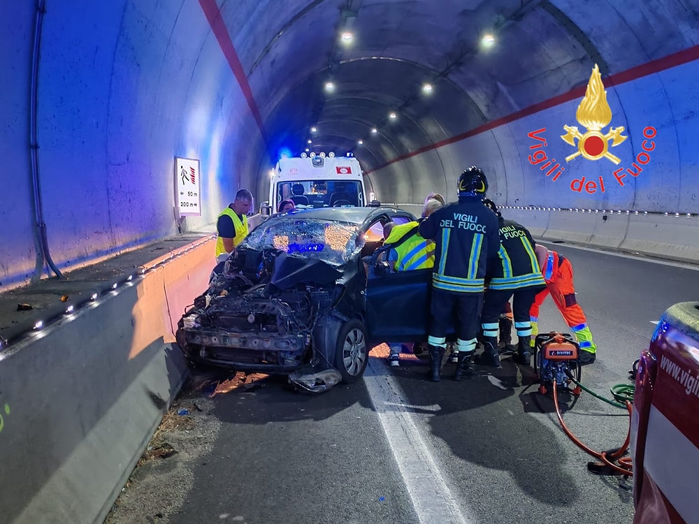 Incidente nella galleria Tirolello sulla SS106: un ferito