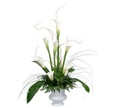 white-calla-table-arrangement