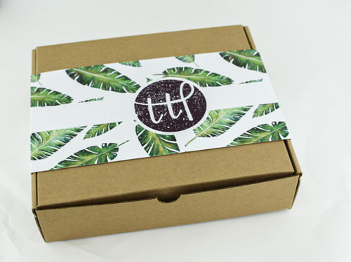 Caja Modelo BOX chica con funda de print de hojas y logo ...
