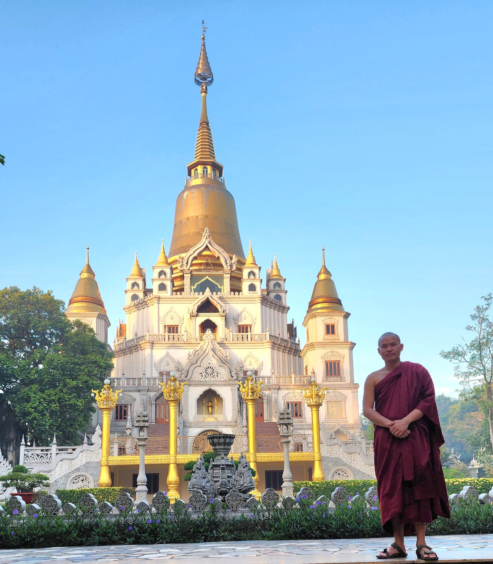 Ajahn Dhammasiha visiting Vietnam on the way to Thailand