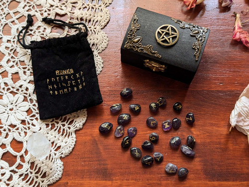 Hyaline quartz/Amethyst RUNES divination kit, with bag and wooden box ...