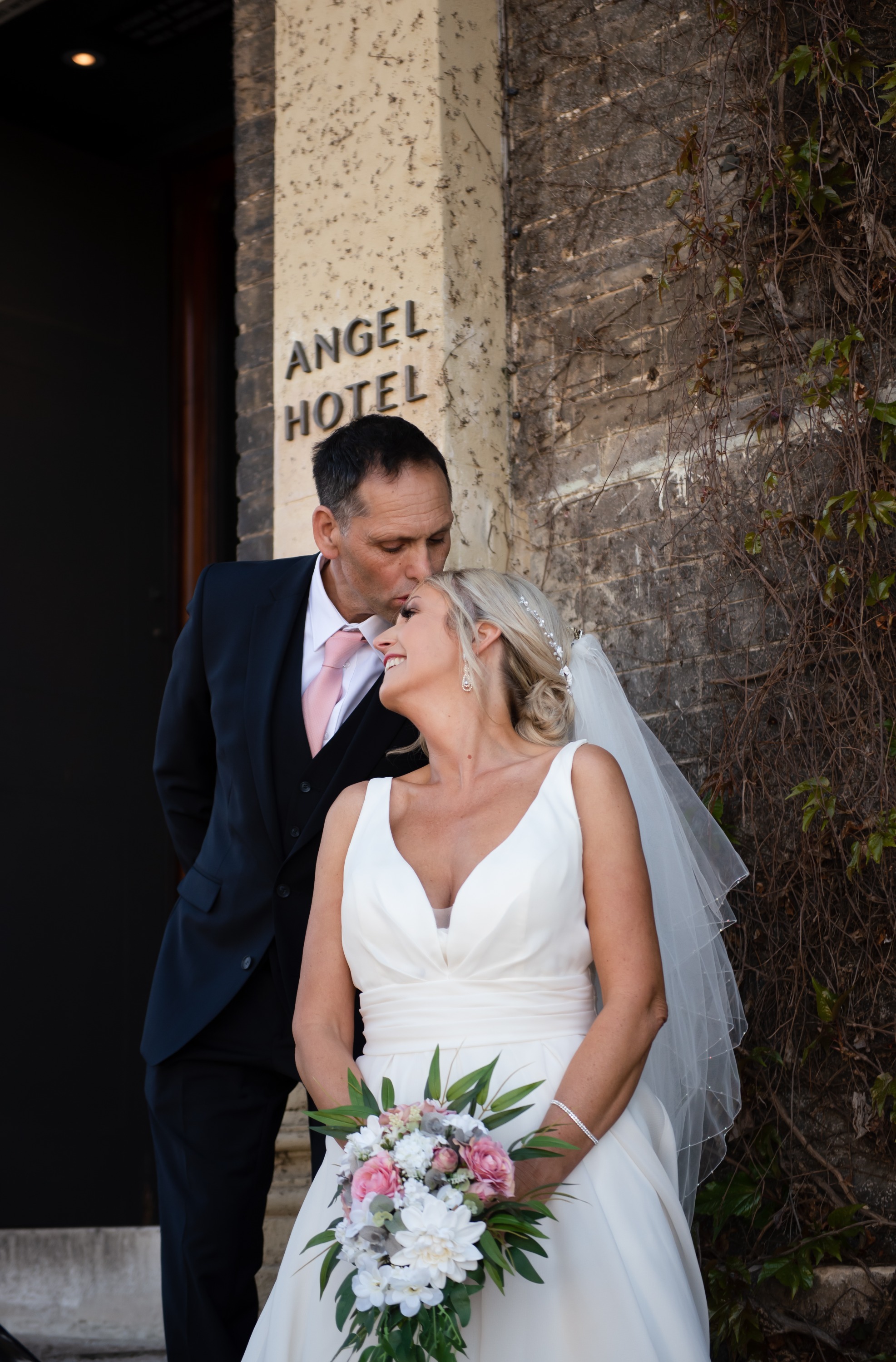 My favourite wedding poses for bride and groom