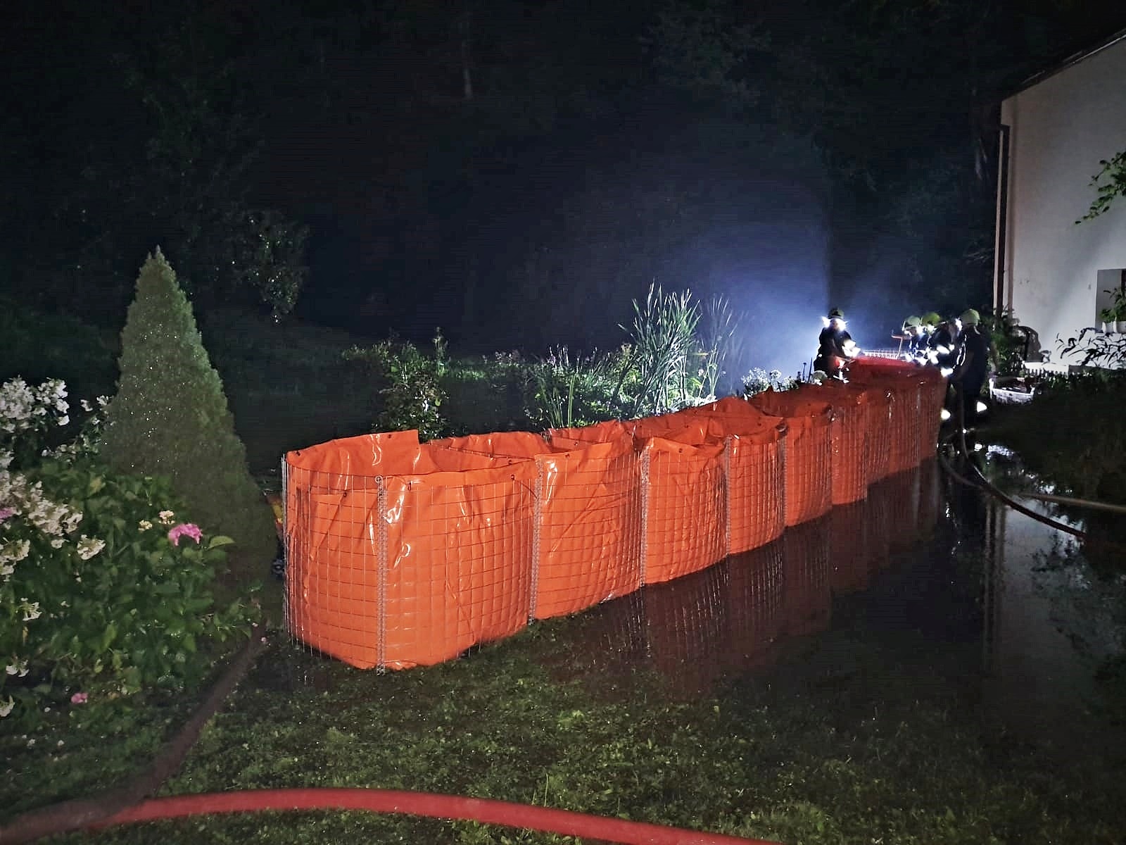 Floodproofing.com | Collapsible Perimeter Flood Barriers