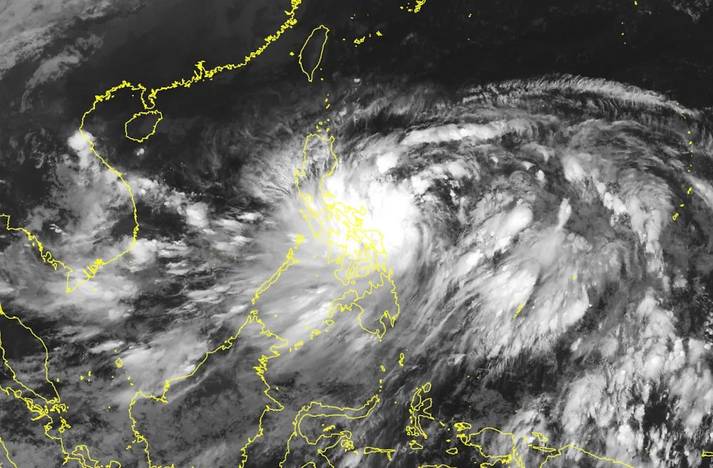 Bicol, Northern Samar face torrential rain as Kristine becomes tropical ...