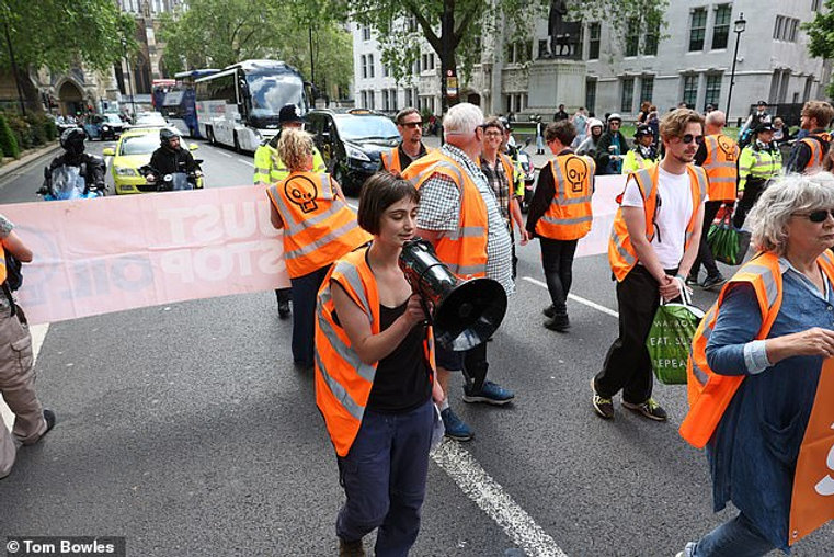 Anti-oil mob block Westminster roads in latest traffic-slowing stunt ...