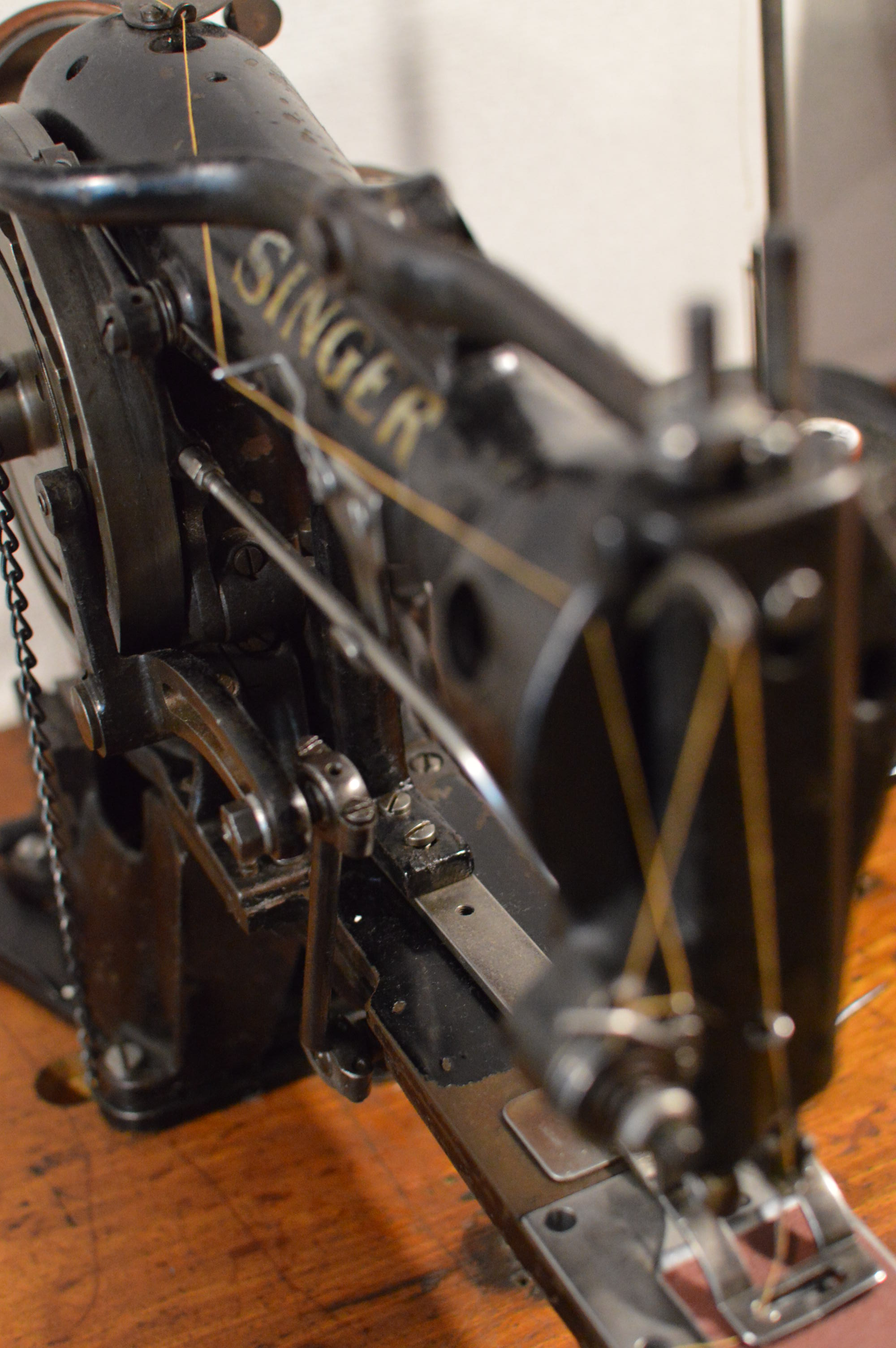 ASHOES SEWING FACTORY 】各種のビンテージミシンにてリペア、裾上げ