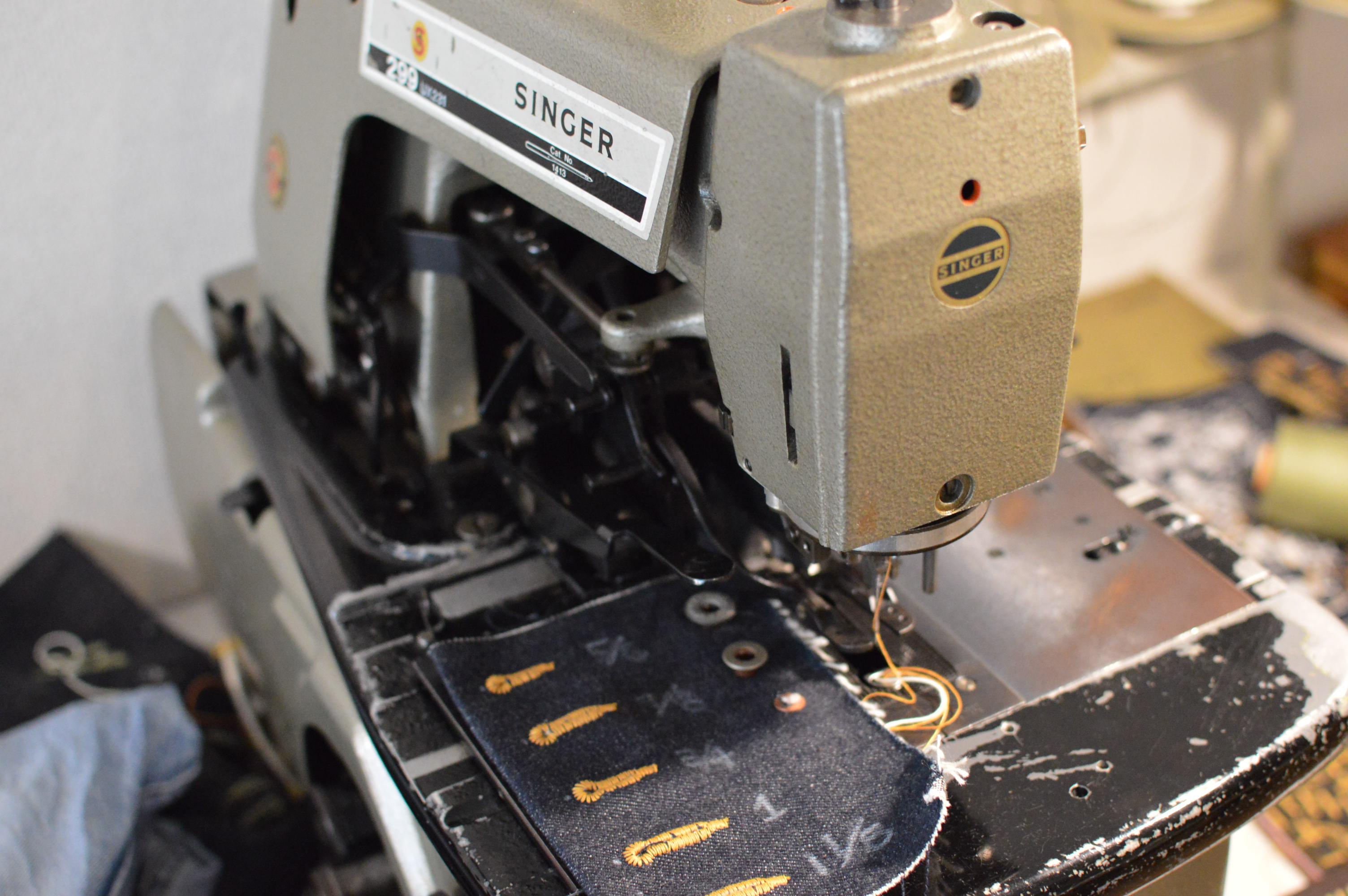 ASHOES SEWING FACTORY 】各種のビンテージミシンにてリペア、裾上げ