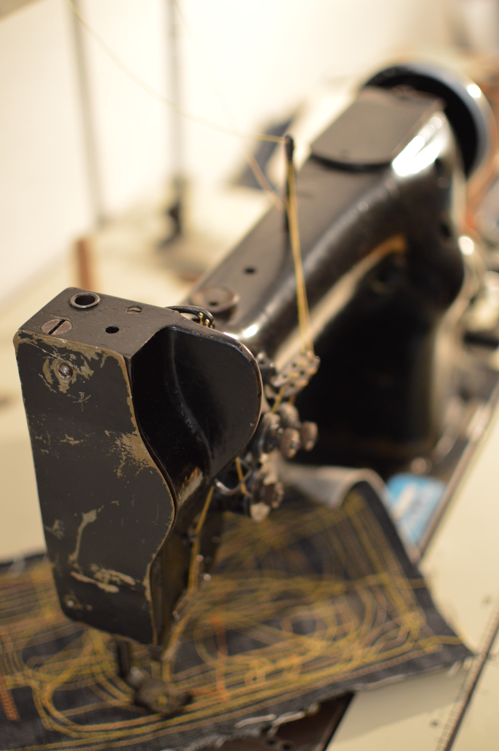 ASHOES SEWING FACTORY 】各種のビンテージミシンにてリペア、裾上げ