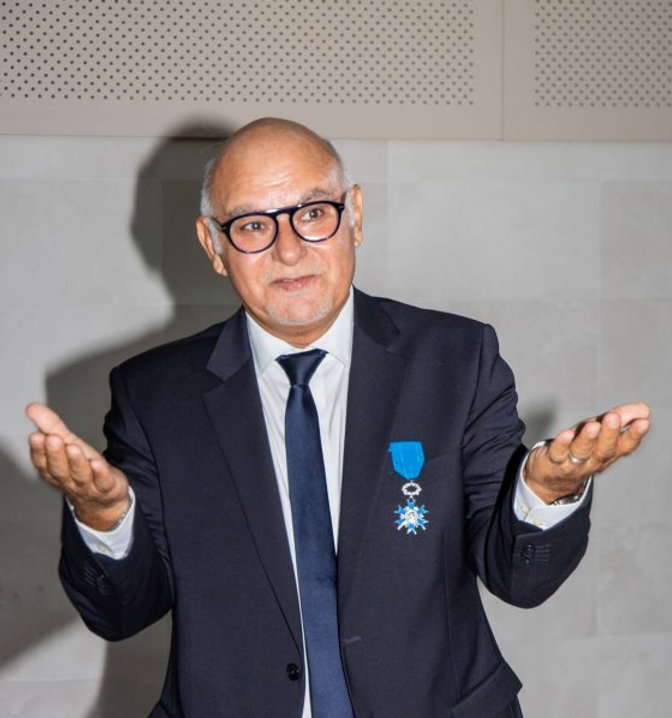 M. Farahi reçoit les insignes de Chevalier dans l’Ordre National du Mérite