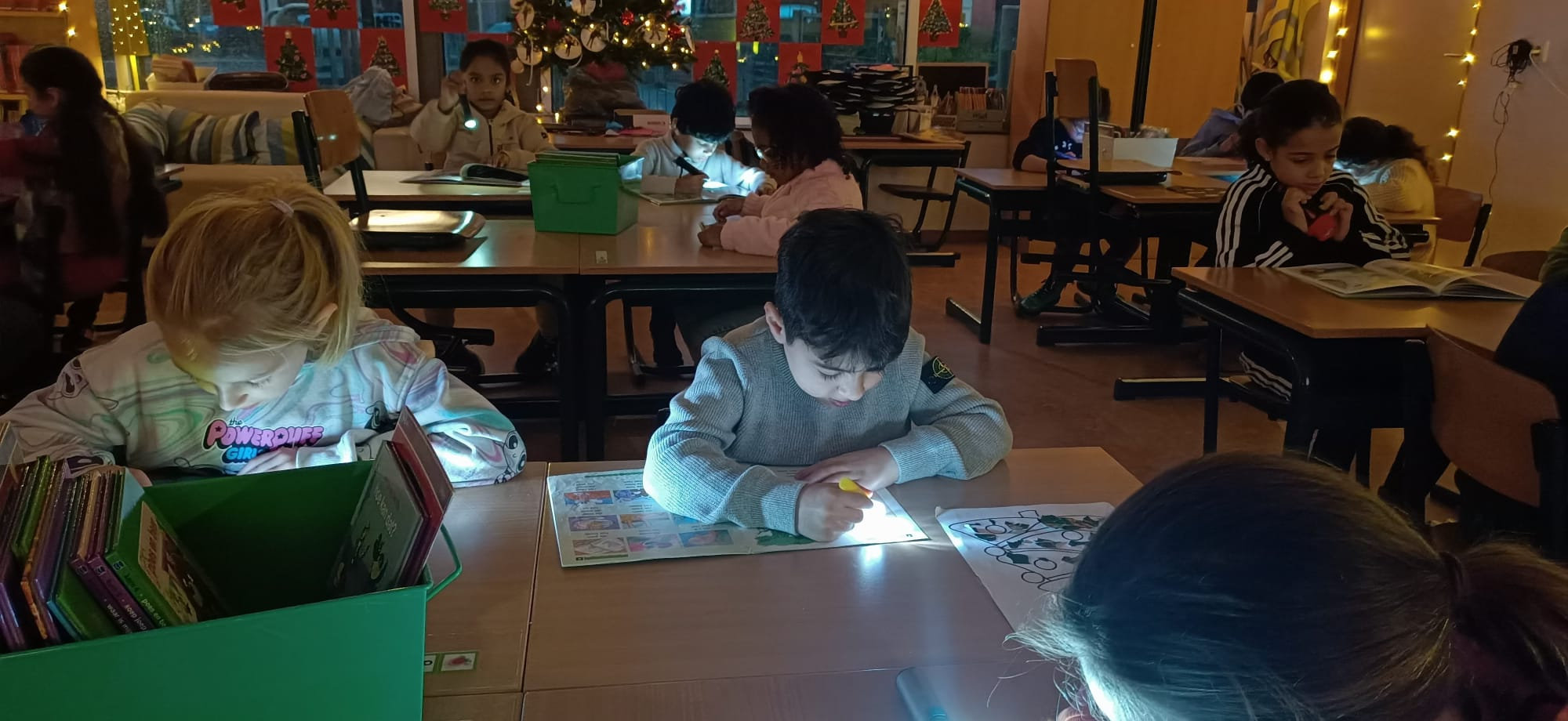 Groep 3 van basisschool De Fontein doet aan 'zaklamplezen'