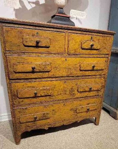 Exceptionnelle commode de chamber, trois tiroirs dégradés et deux ...