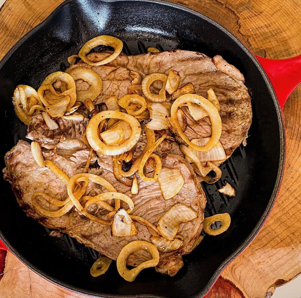 Bife de alcatra acebolado