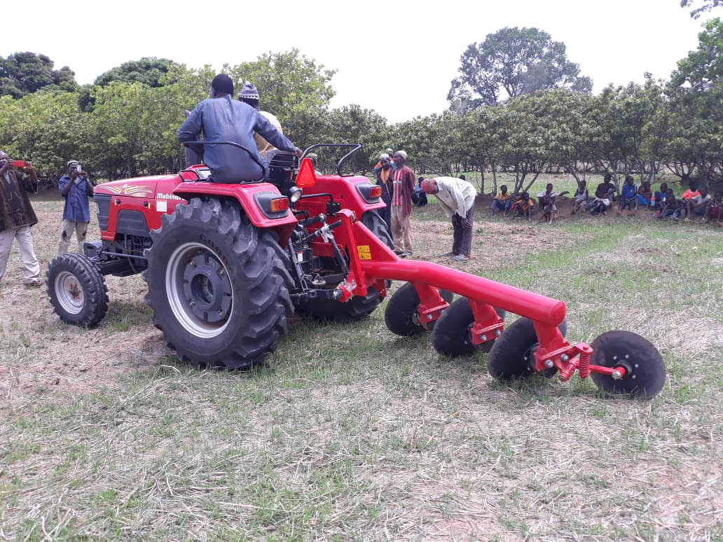 Un tractor para aumentar el cultivo de arroz en Kanso