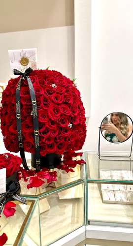 BOX 150 ROSES | DahliaE Floristería