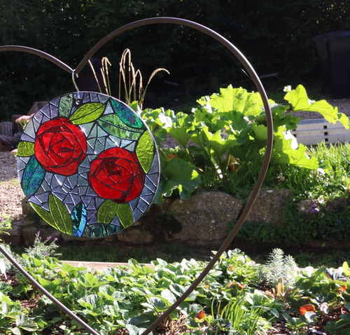 Roses Circle: Glass Hanging Garden Mosaic | gardenmosaic