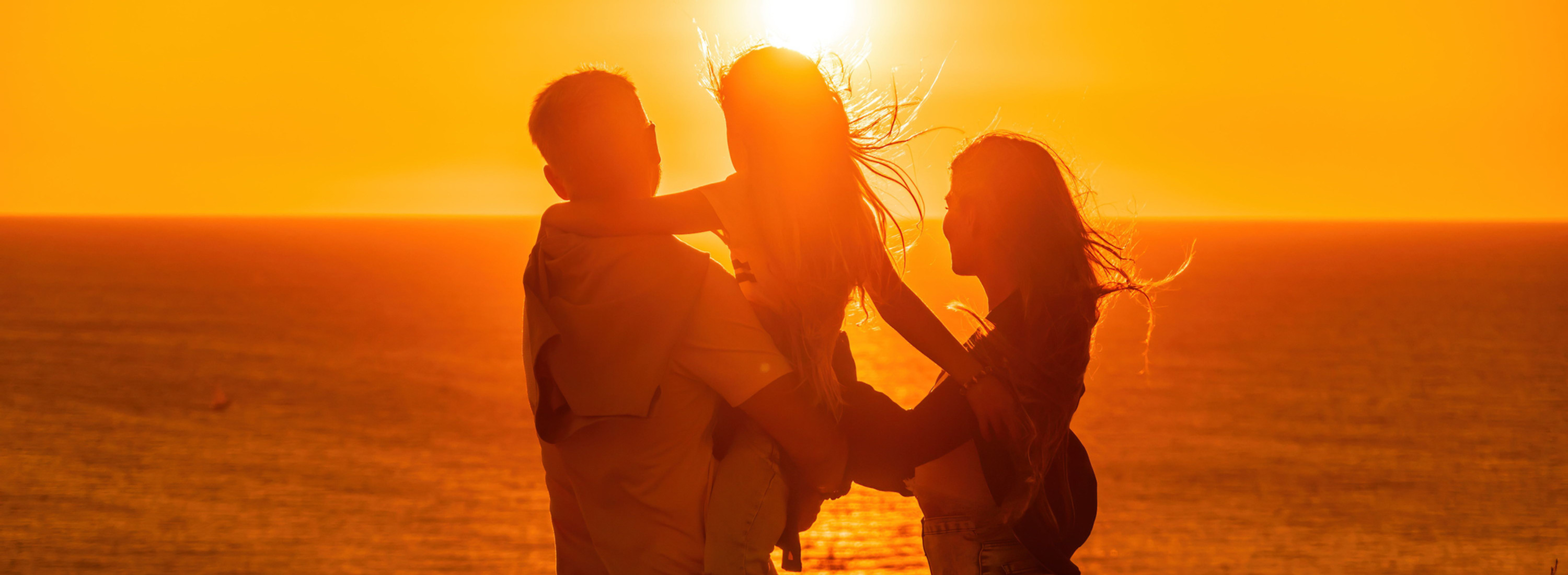 jpeg-optimizer_family-d3-silhouette-young-romantic-couple-with-child ...