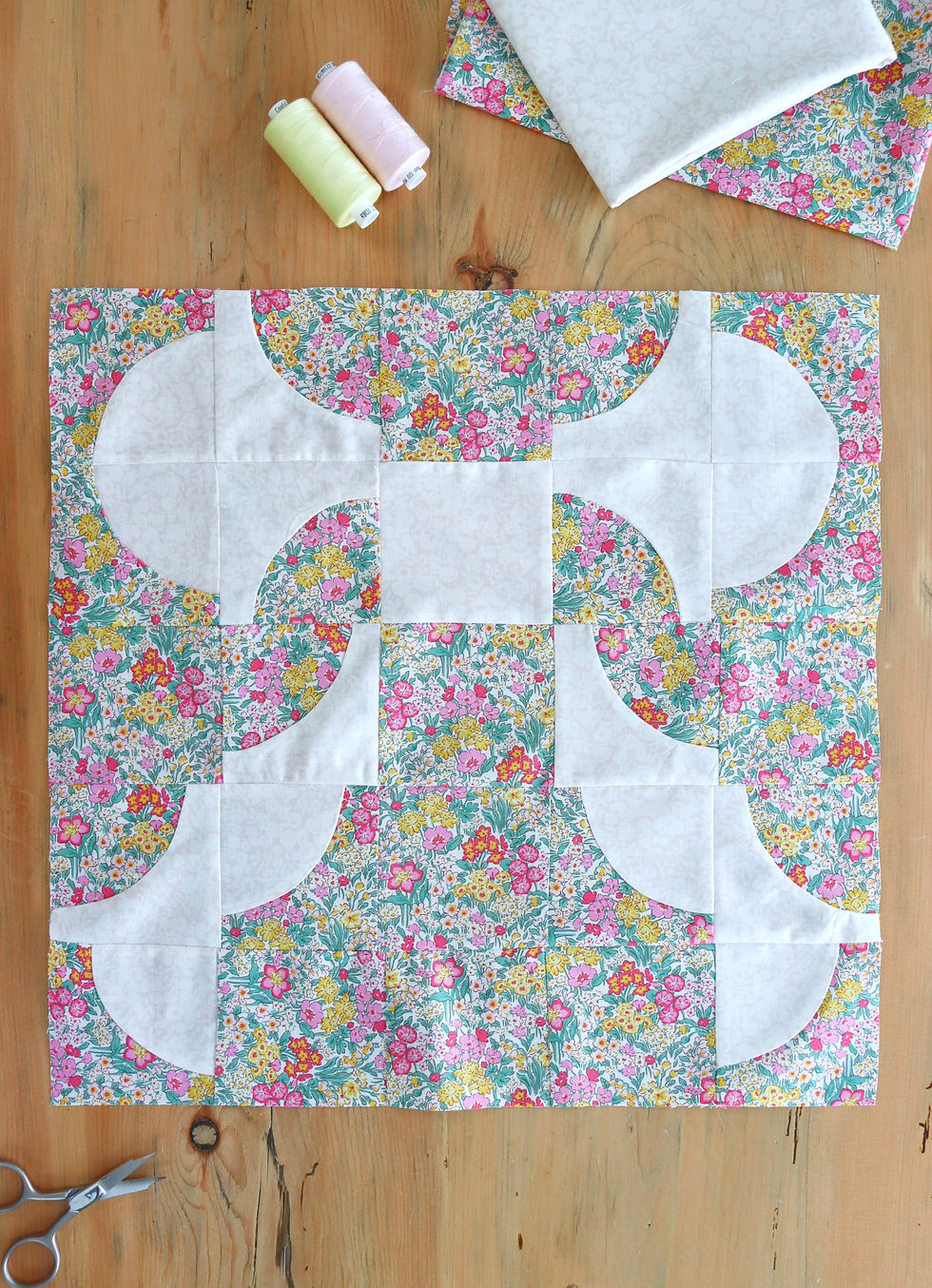 Drunkards path patchwork Bow quilt block sewing tutorial